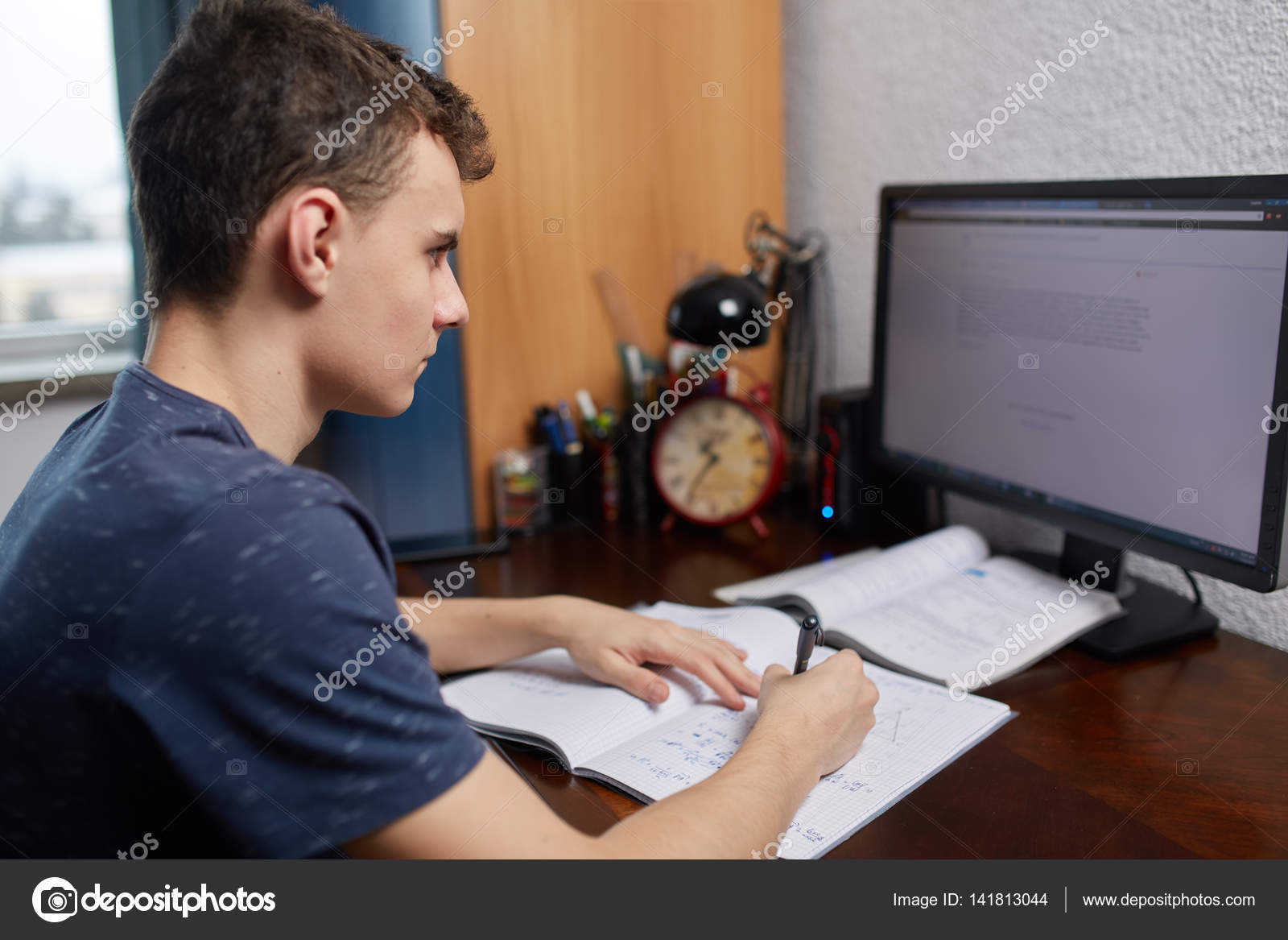 Adolescente haciendo la tarea con la computadora — Foto de stock ...