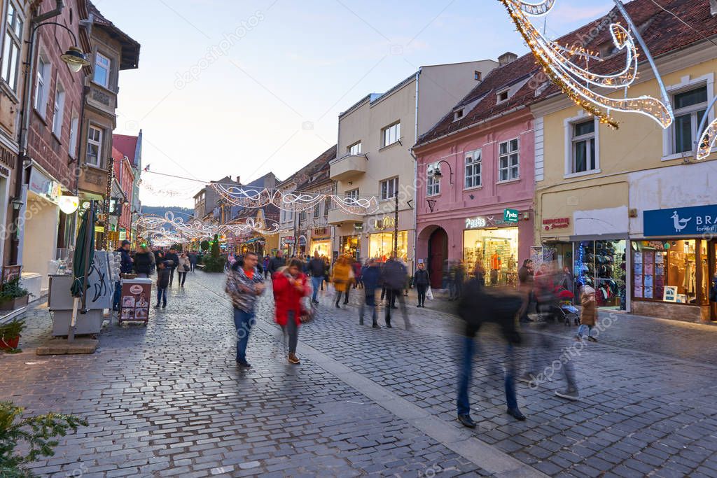 BRASOV BV, ROMANIA - 15 DE DICIEMBRE DE 2019: La vida callejera en el ...