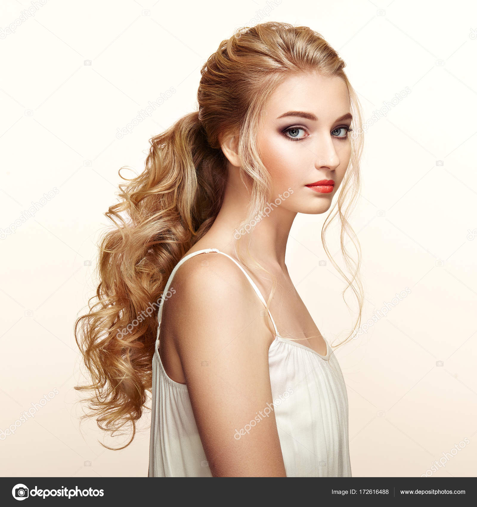 Chica rubia con el pelo rizado largo y brillante — Foto de stock #172616488 © heckmannoleg