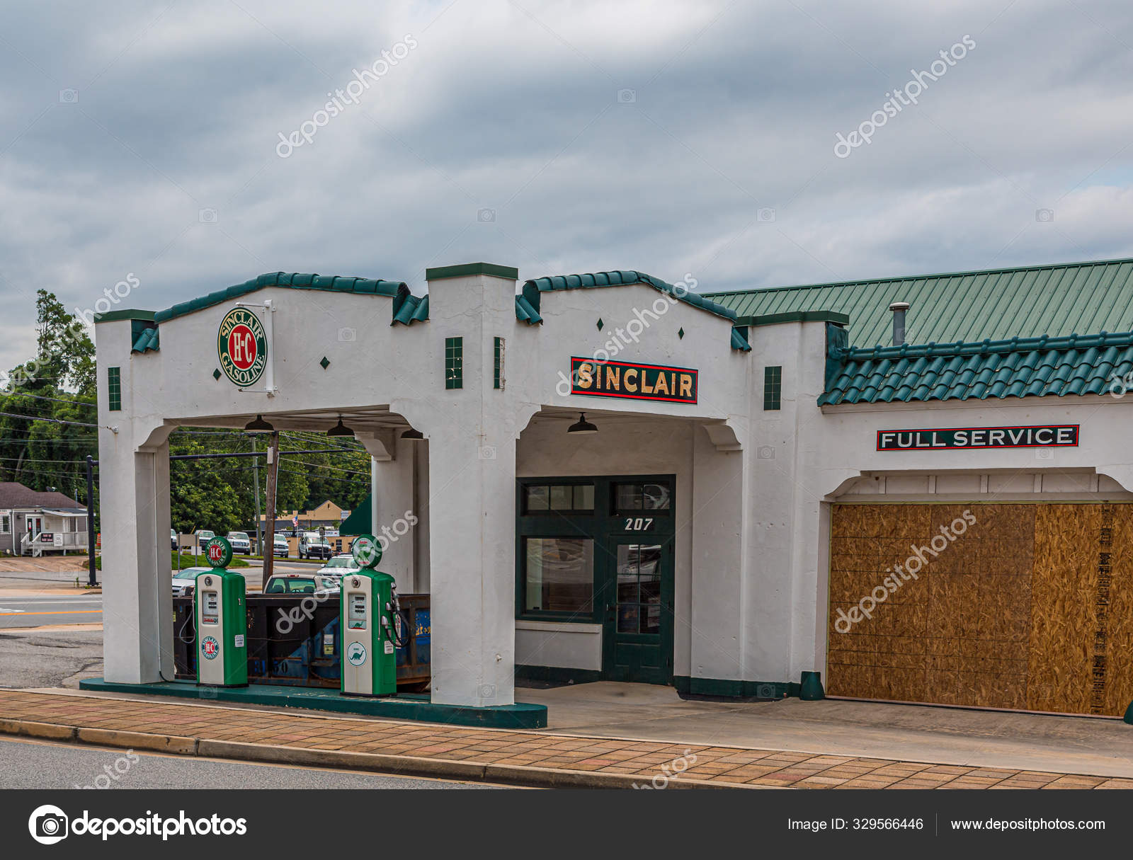 Full Service Sinclair Station – Stock Editorial Photo © dbvirago #329566446