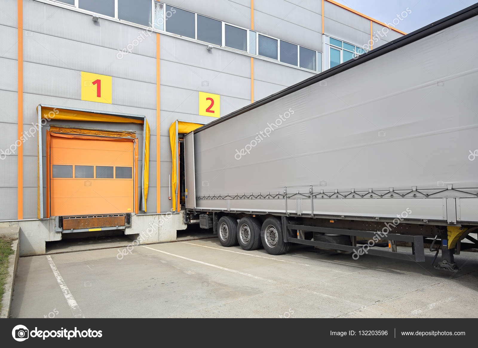 Cargando remolque de camión — Foto de stock #132203596 © Baloncici