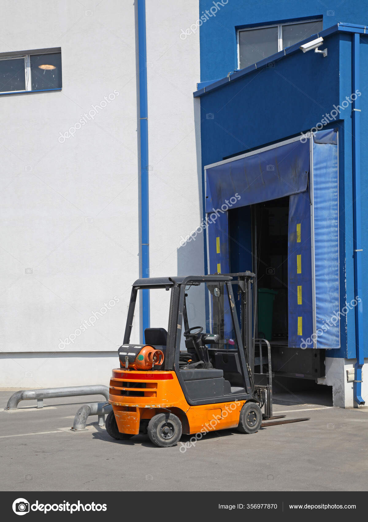Forklift Distribution Warehouse Loading Dock Stock Photo by ©Baloncici ...