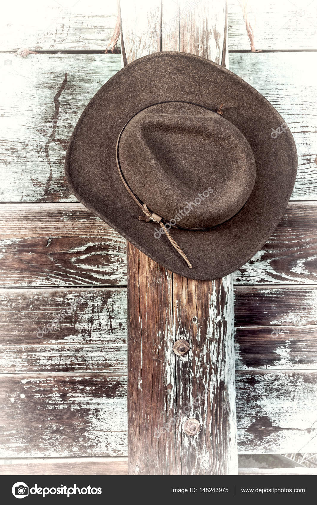 Felt cowboy hat on a corral fence — Stock Photo © PixelsAway #148243975