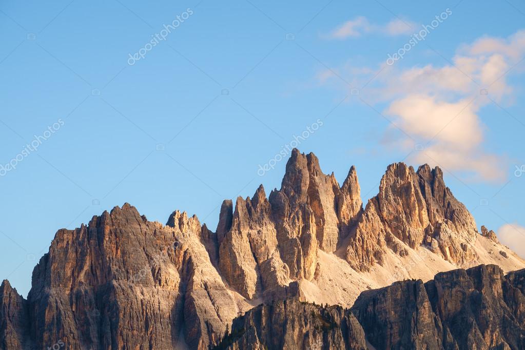 Rocky mountain peaks of Croda da Lago in the Dolomites — Stock Photo ...