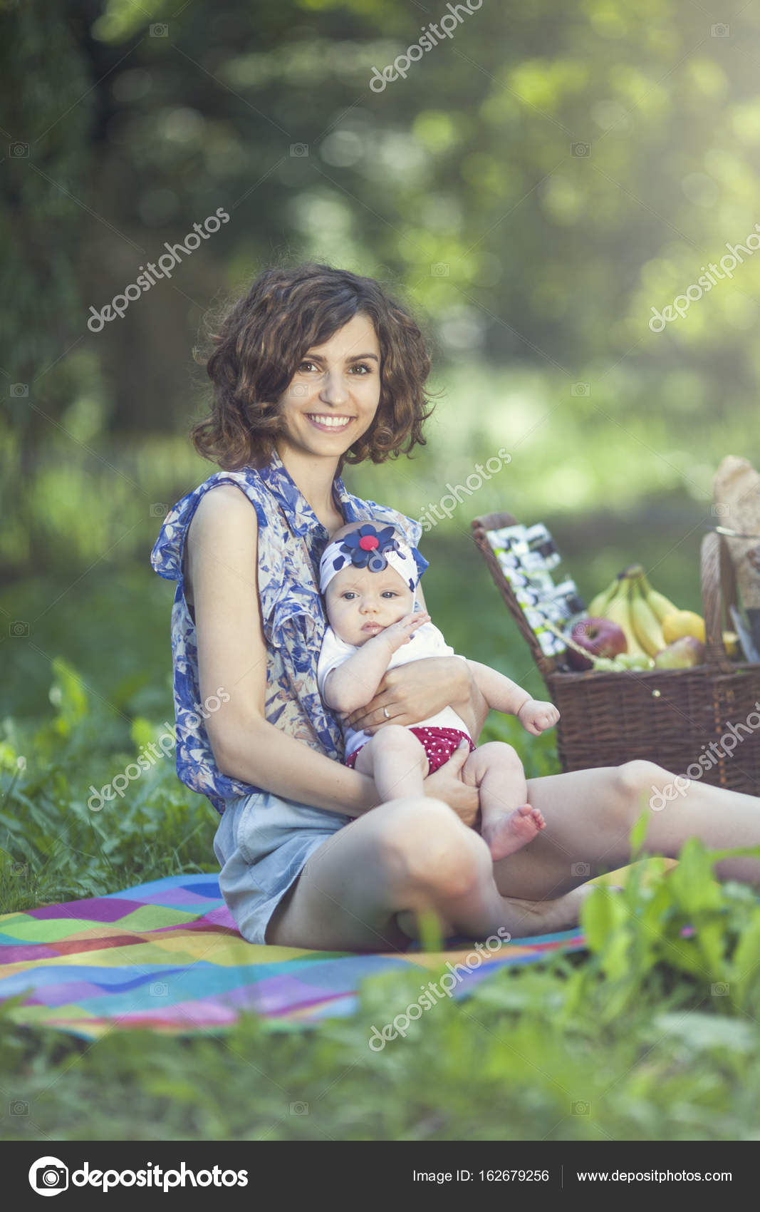 Jeune Belle Mère Sassoit Avec Sa Fille Sur La Couverture Dans Le Parc Image Libre De Droit Par