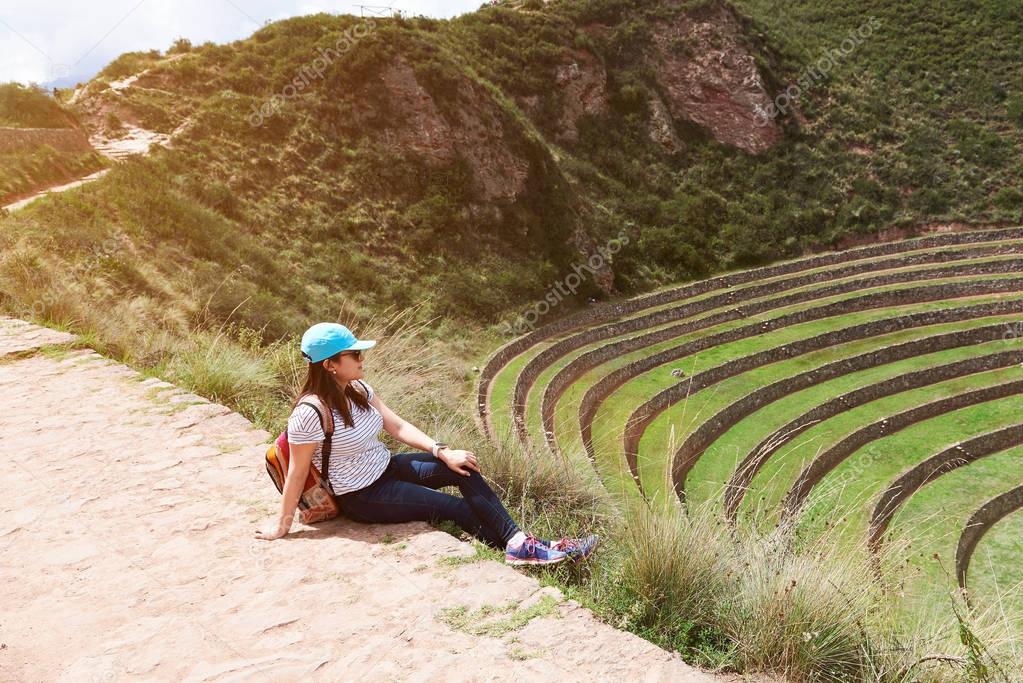 Mujer viajera en ruinas incas 2025