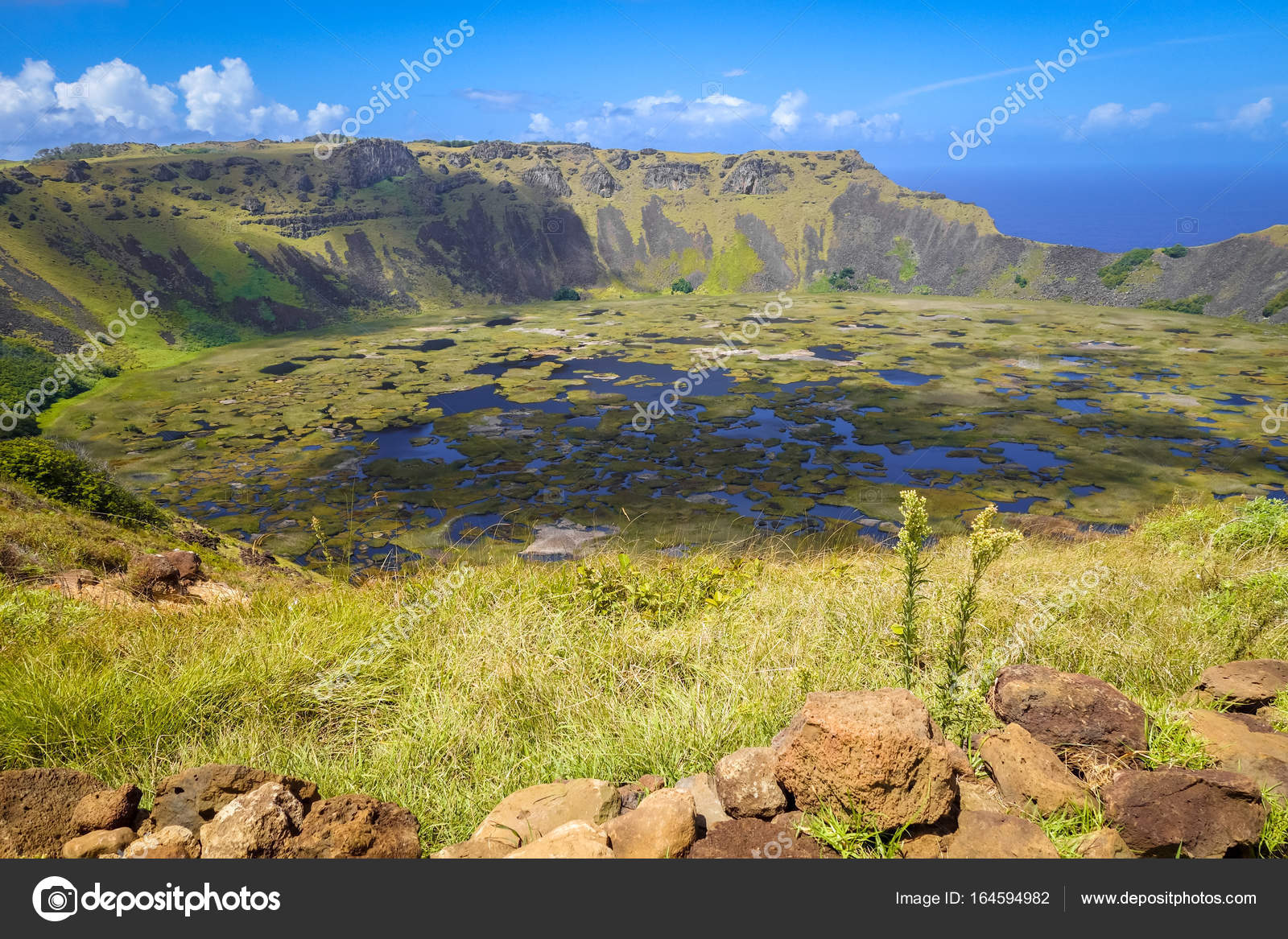 Cráter del volcán Rano Kau en Isla de Pascua — Foto de stock © daboost ...