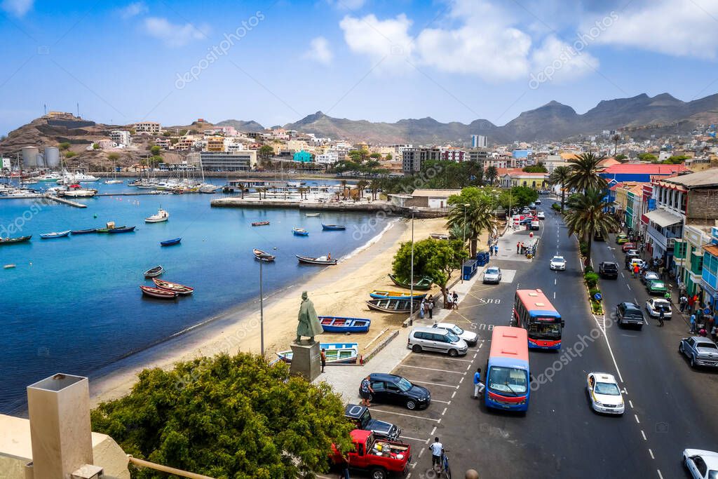 Mindelo / Cabo Verde - 9 de agosto de 2018 - Calles de la ciudad y ...