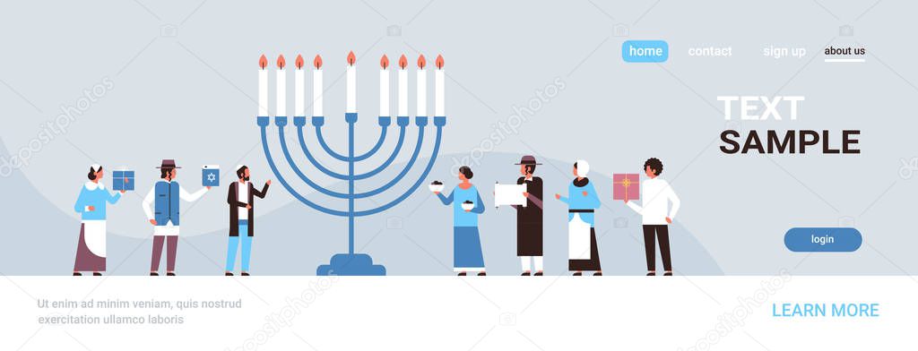 Judios personas de pie juntos cerca de menorah hombres judíos mujeres ...