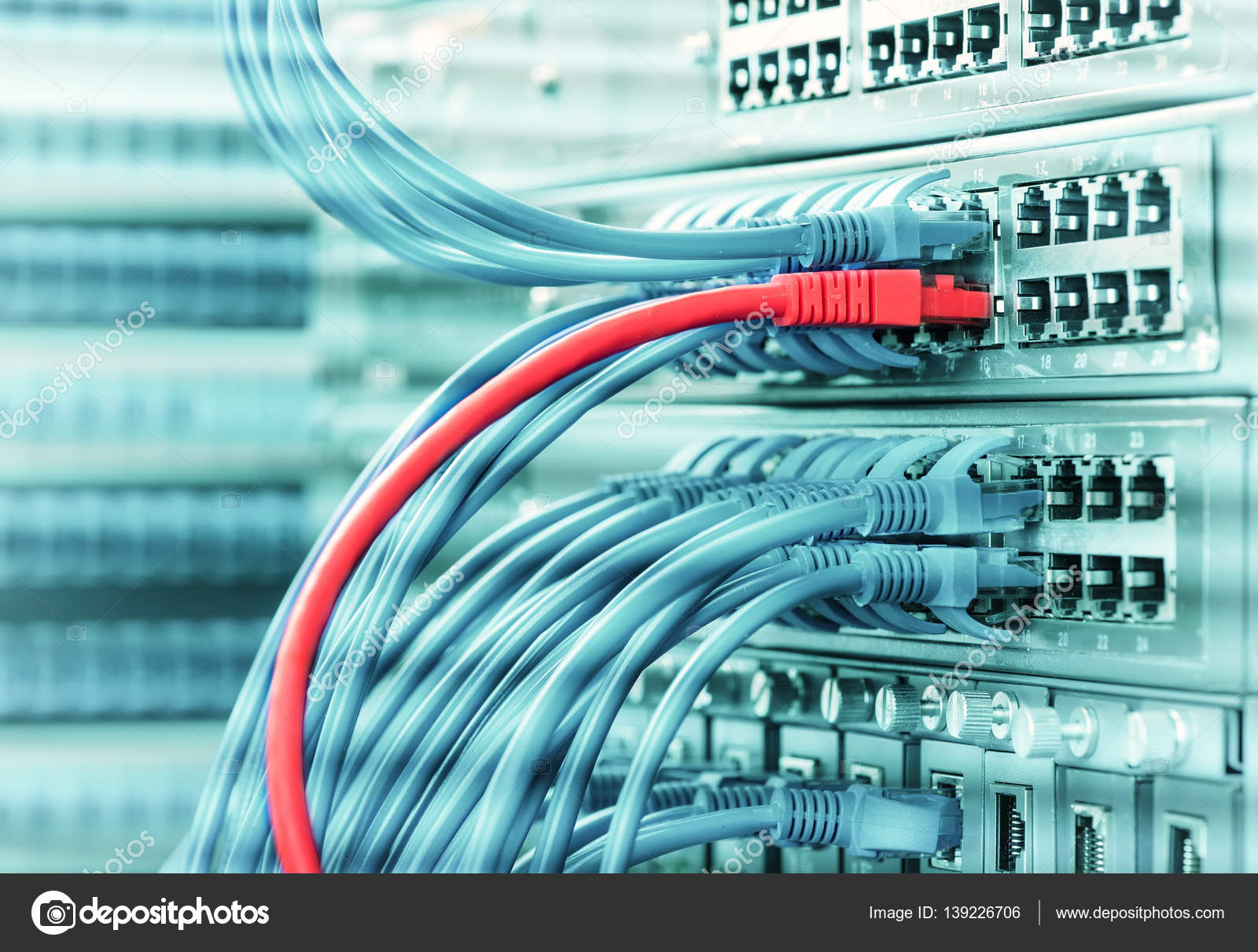 Cable ethernet en el fondo de conmutadores de red: fotografía de stock ...