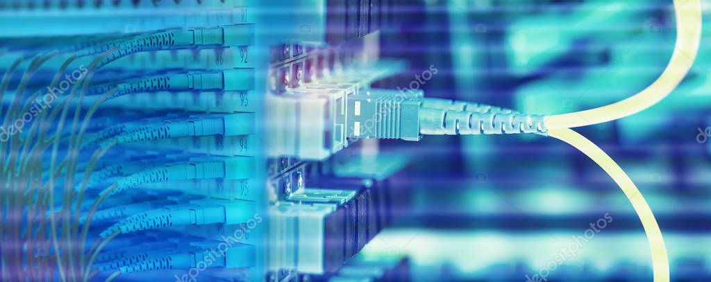 Cable de fibra óptica conectarse a la comunicación Punto de distribución 2024