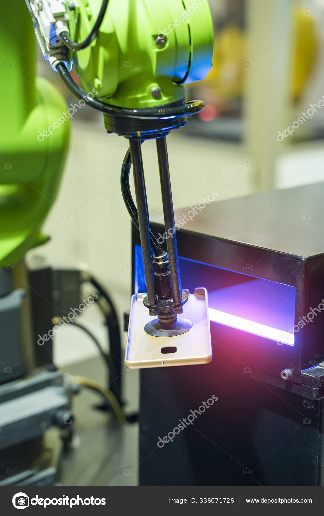 Automatic vision sensor machine measure the aluminum mobile phon Stock ...