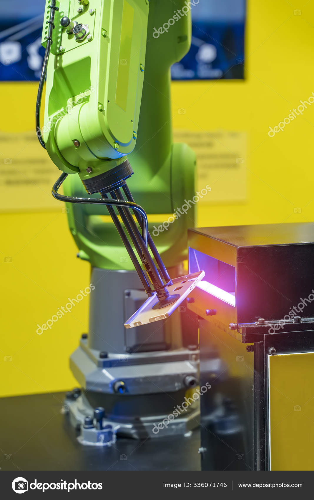 Automatic vision sensor machine measure the aluminum mobile phon Stock ...