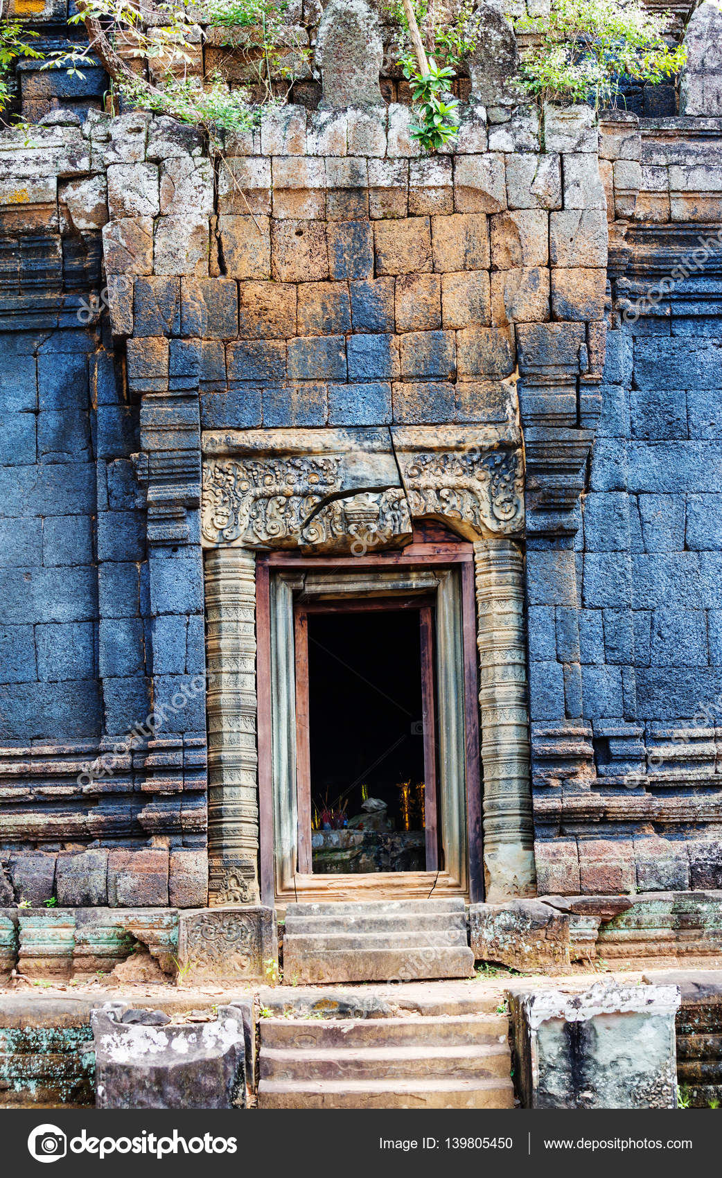 Ancient Khmer civilization ruins — Stock Photo © kamchatka #139805450