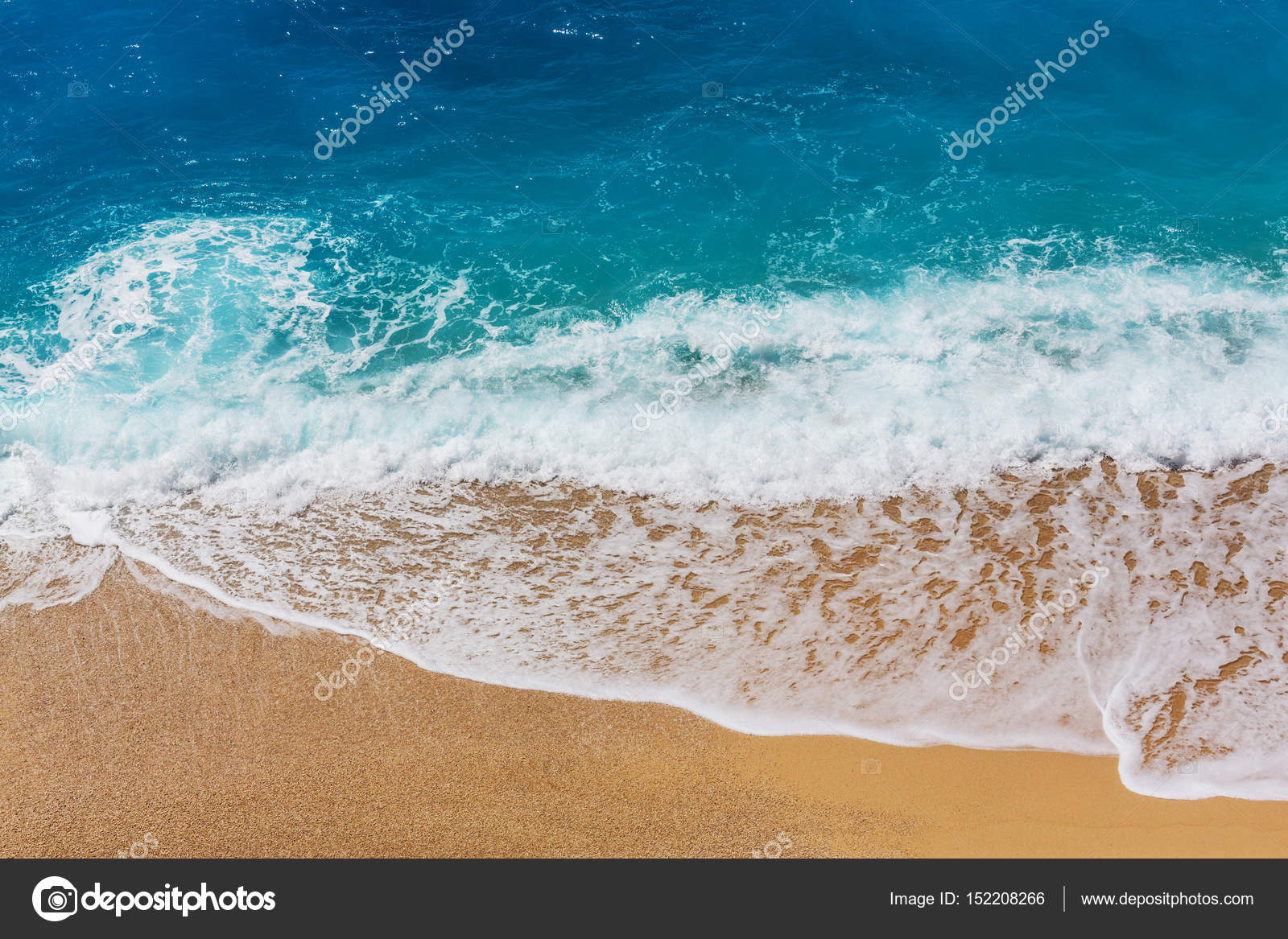 Blue wave on the beach Stock Photo by ©kamchatka 152208266