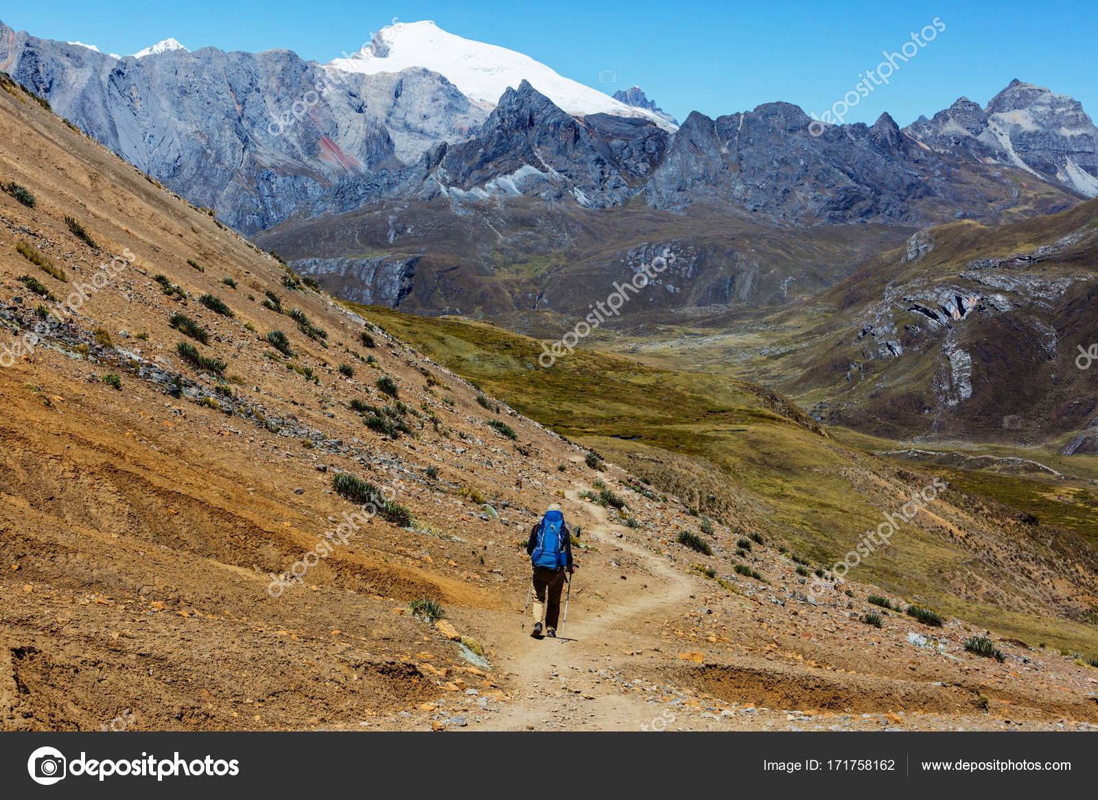 Hiking scene in Cordillera mountains Stock Photo by ©kamchatka 171758162