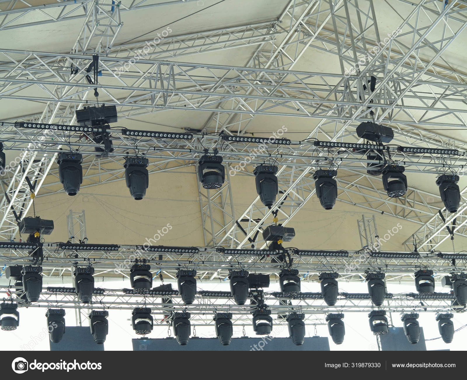 Structures of stage illumination spotlights equipment — Stock Photo ...