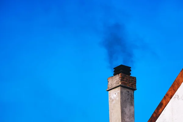 Chimenea con humo fotos de stock, imágenes de Chimenea con humo sin ...