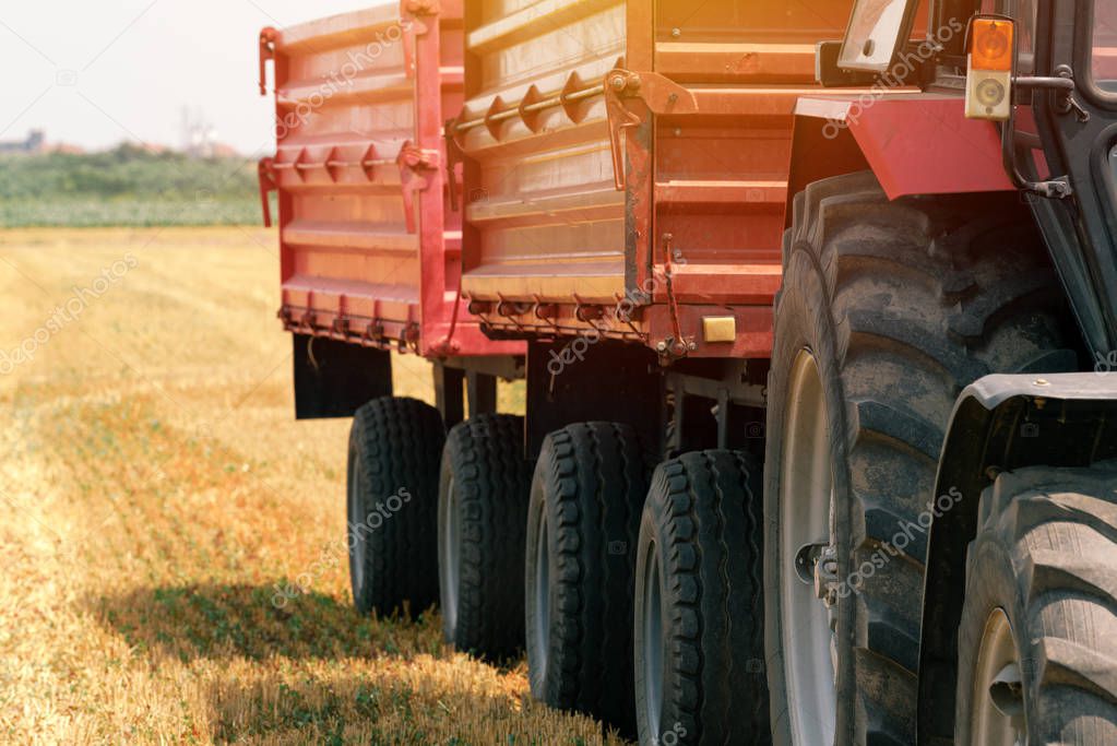 Tractor con remolque de vagón en el campo 2022