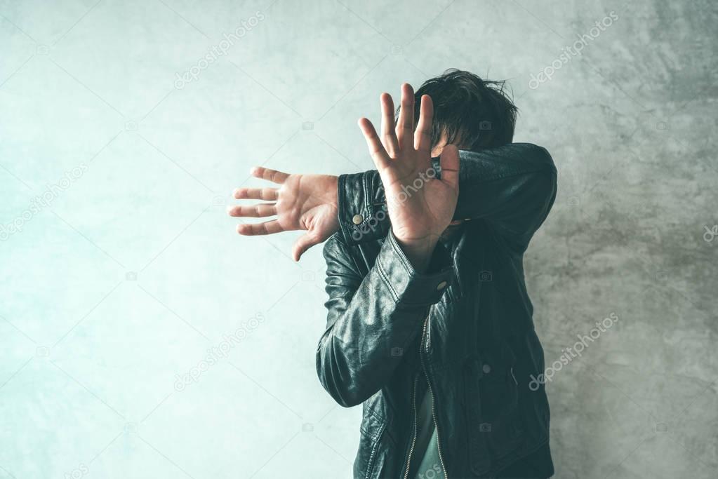 Masculino protegiendo cara de ataque violento 2022