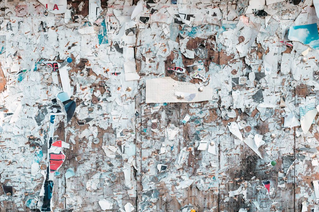 Papel roto en el tablón de anuncios como textura grunge 2023