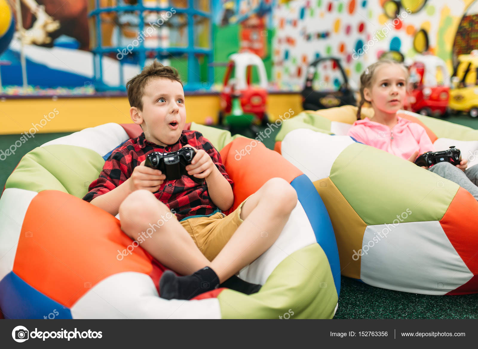Girl and boy playing video game — Stock Photo © Nomadsoul1 #152763356
