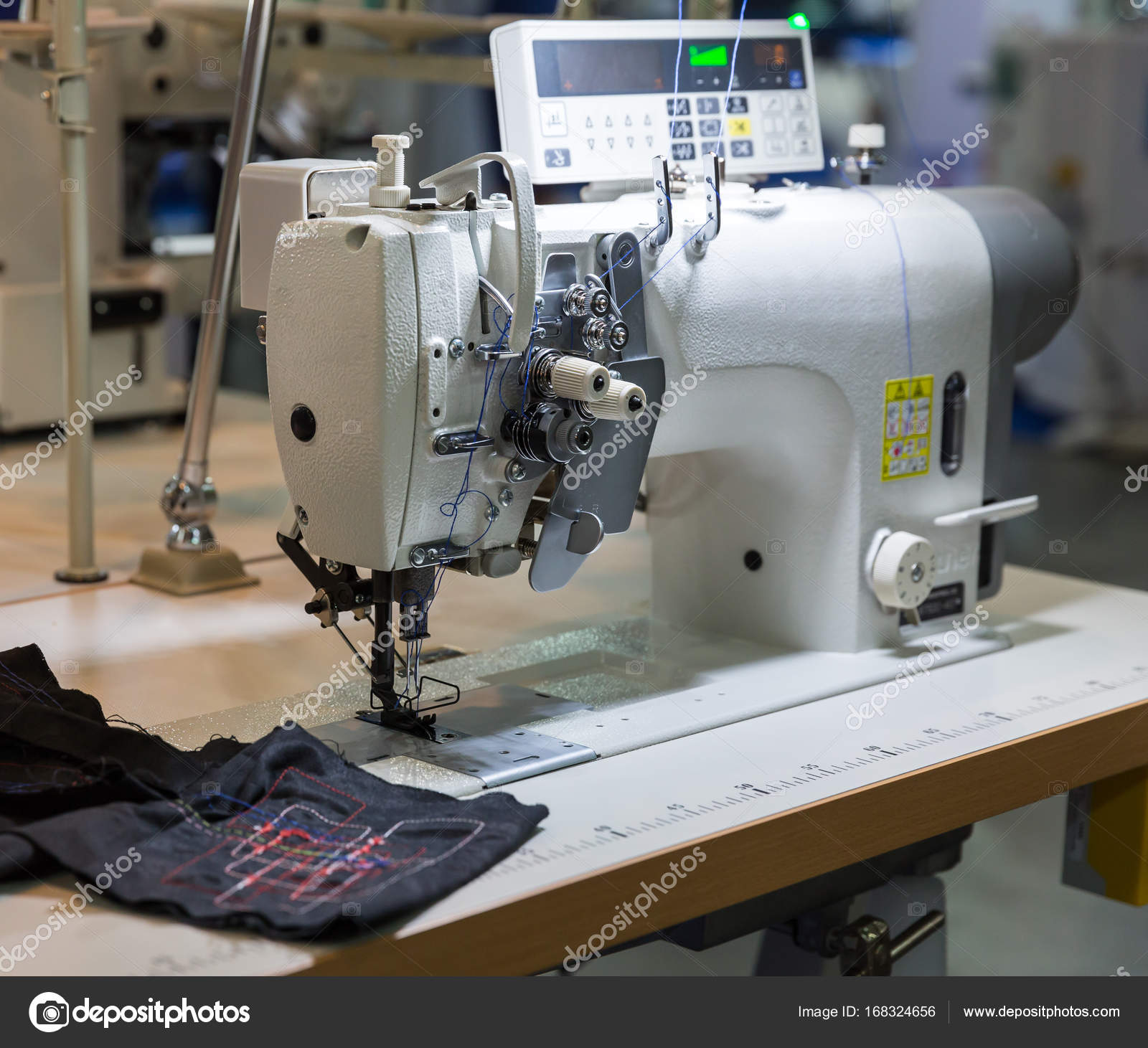 Máquina de coser profesional y textil negro — Foto de stock #168324656 ...