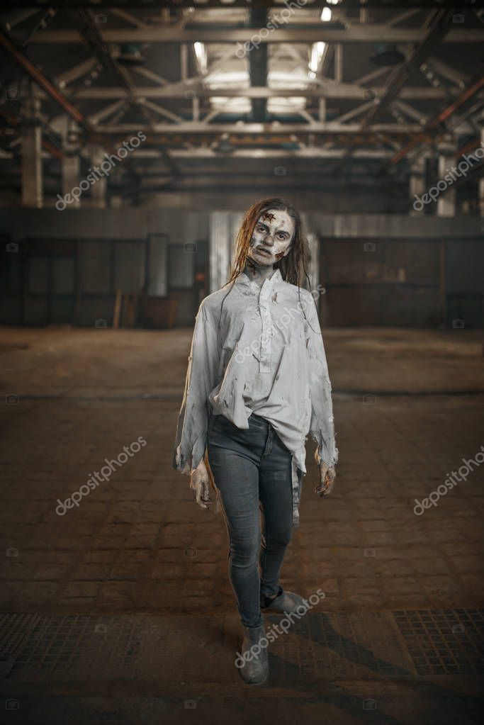 Mujer zombi caminando en una fábrica abandonada, lugar aterrador ...