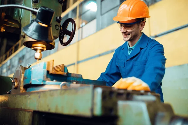 Turner en uniforme y el casco trabaja en torno, planta. Producci n industrial, ingenier a metal ...