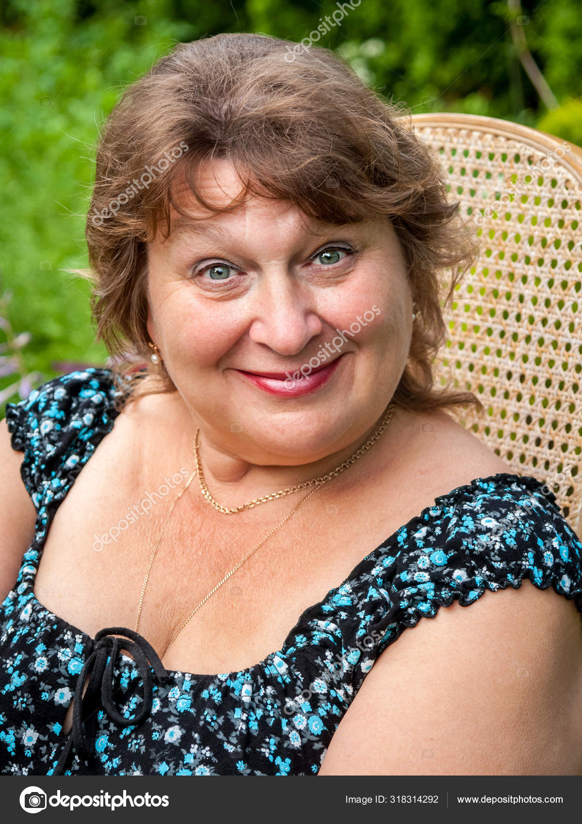 Mature Plump Woman In Park Smiling And Looking At The Camera — Stock