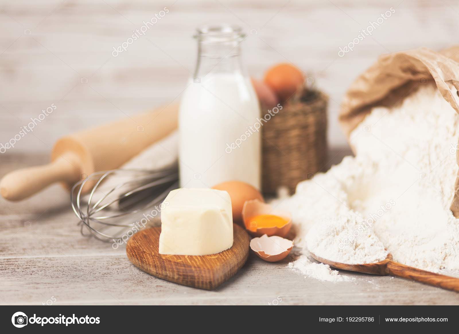 Basic baking ingredients Stock Photo by ©gdolgikh 192295786