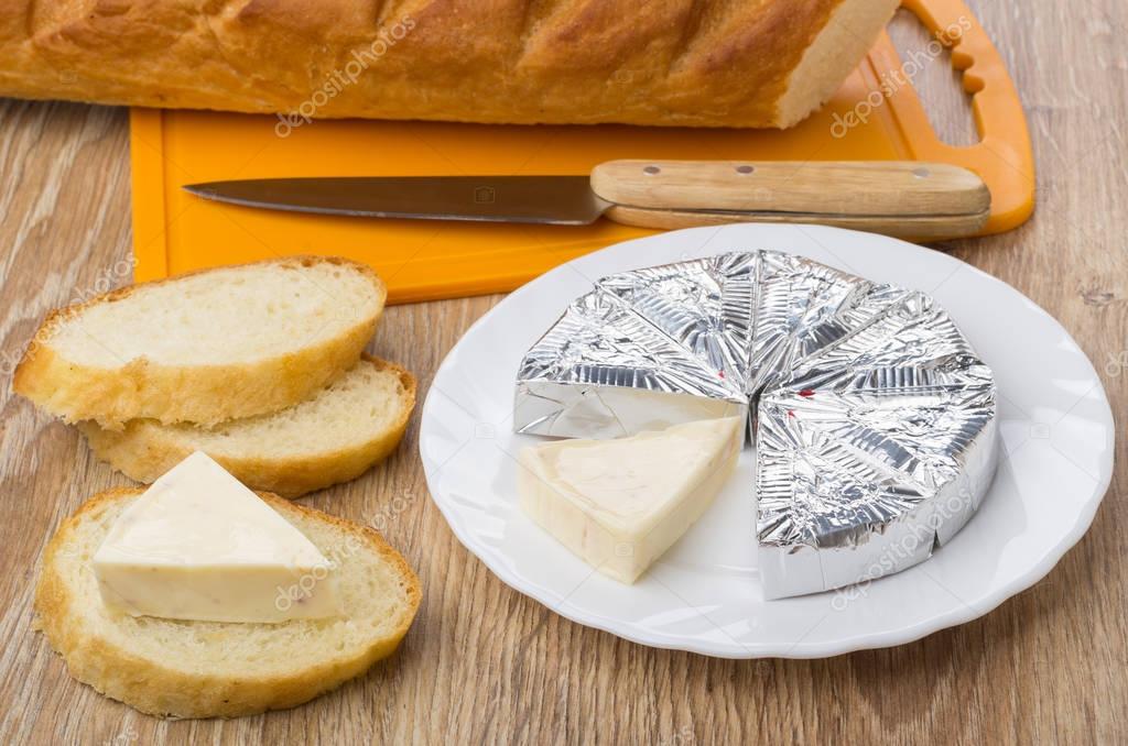 Melted cheese in foil in plate, bread, sandwich with cheese — Stock ...