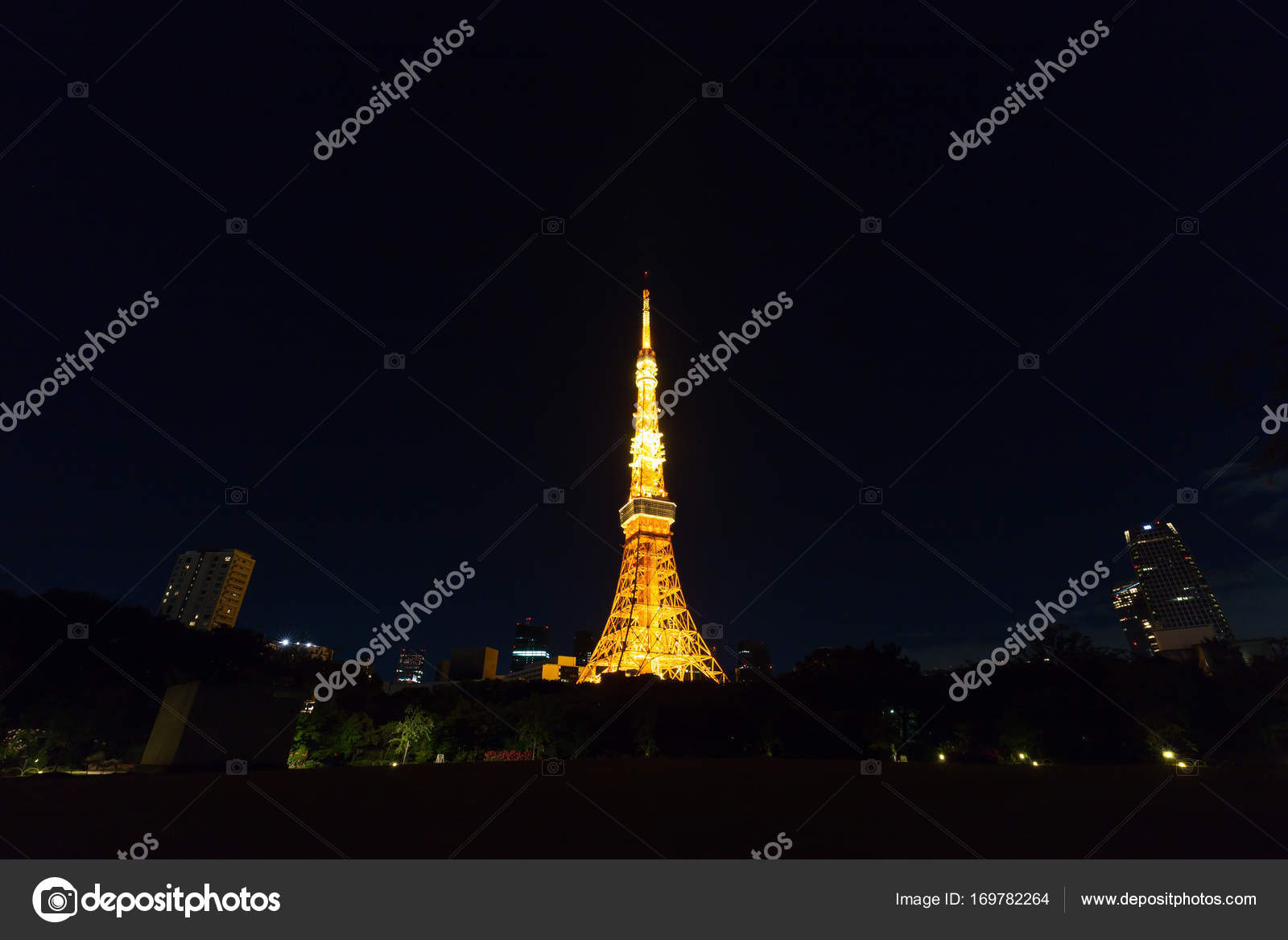 Illuminated Tokyo tower at night — Stock Editorial Photo © zhudifeng #169782264