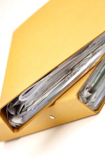 Carpetas de cartón para almacenar y archivar documentos. Enfoque ...