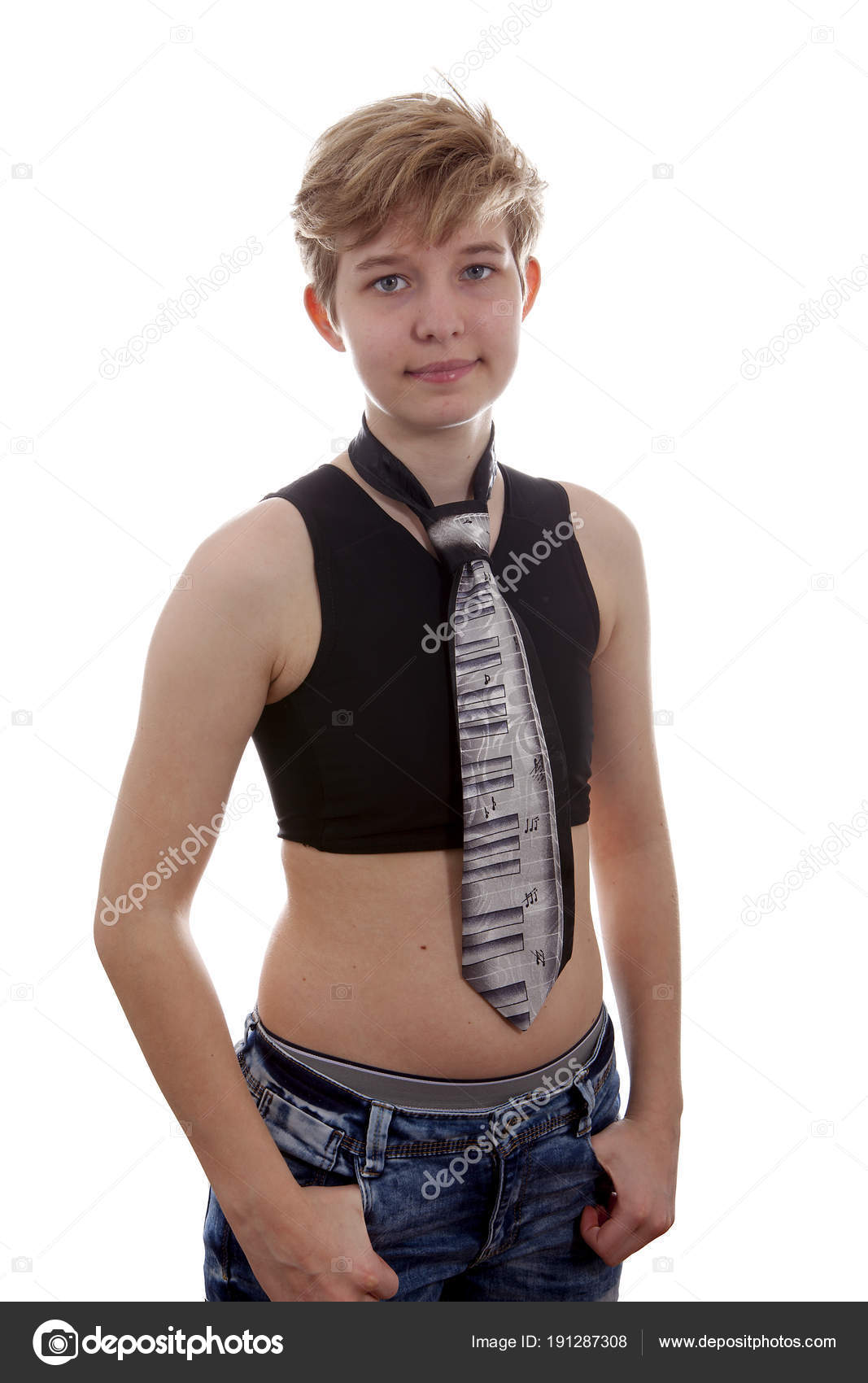 Transgenre garçon montre liant et cou cravate — Photo de stock par ...