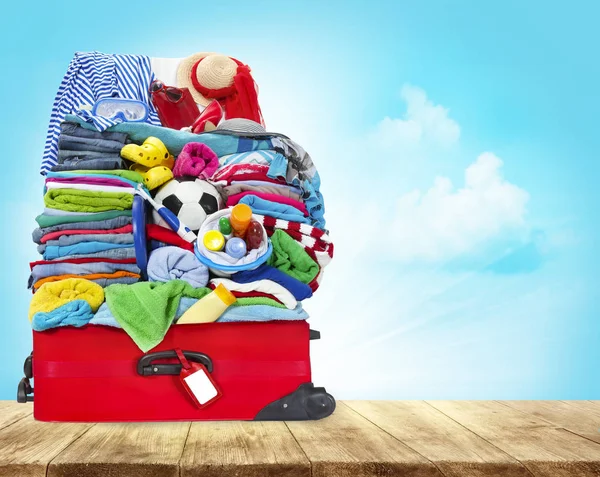 Overpacked suitcase Stock Photos, Royalty Free Overpacked suitcase ...