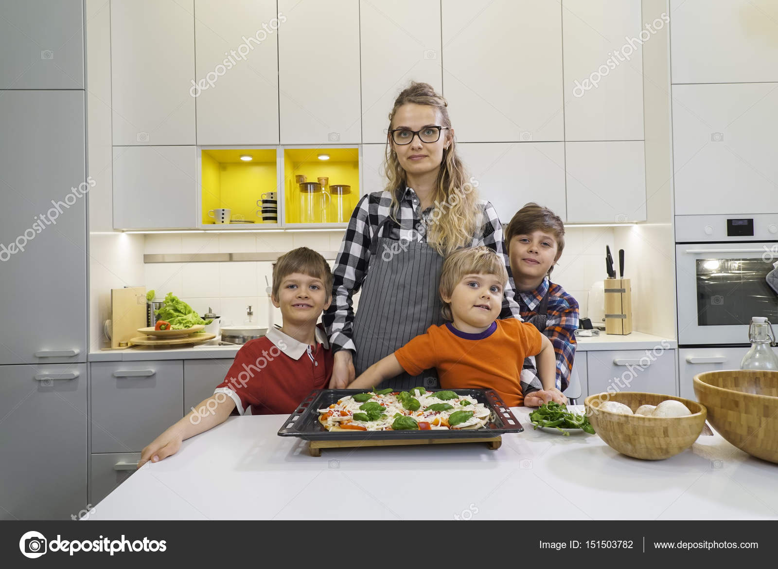 Barn kramar mamma i köket — Stockfotografi © Regisser_com #151503782