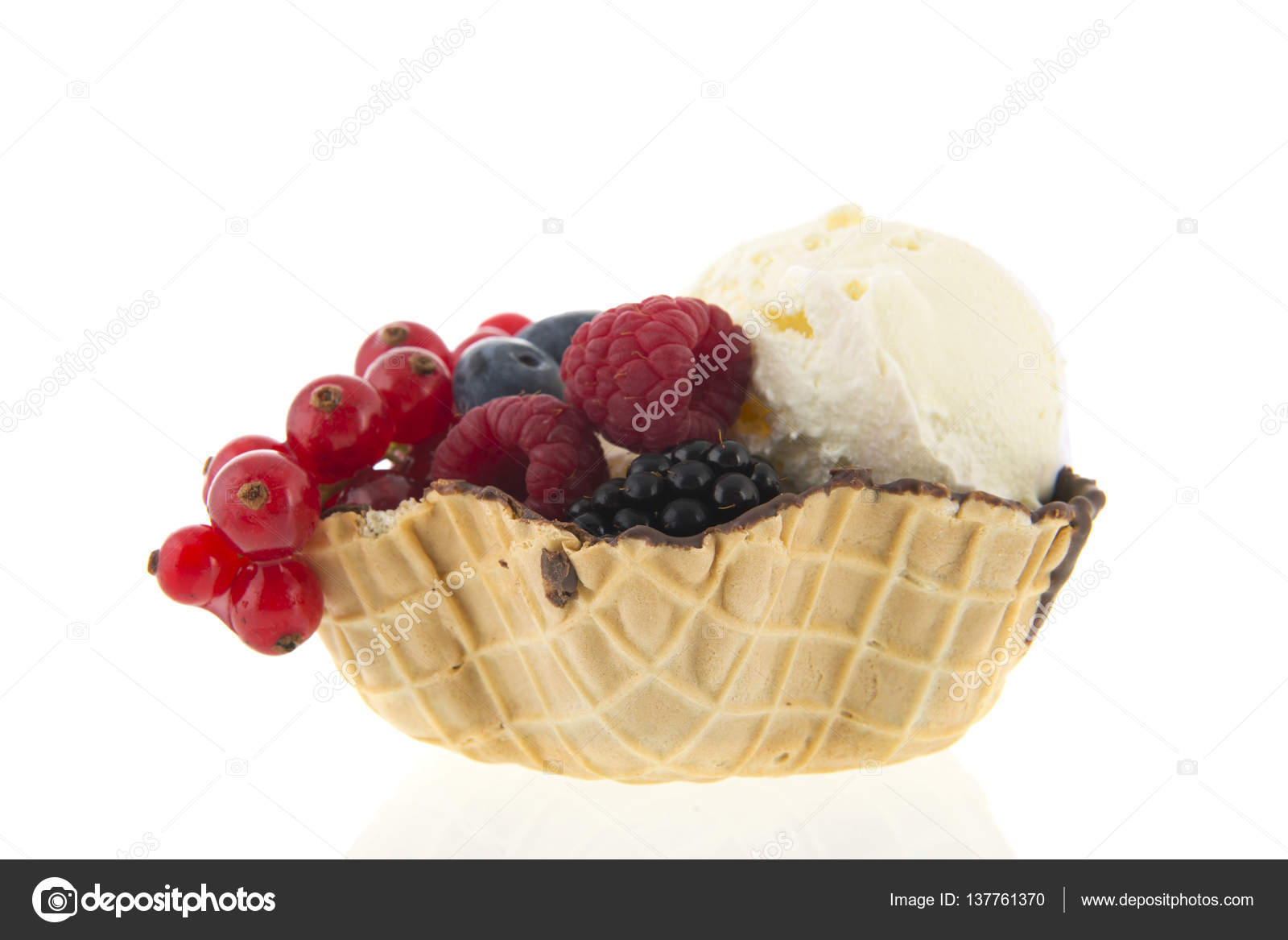 Cup vanilla ice with fruit Stock Photo by ©ivonnewierink 137761370