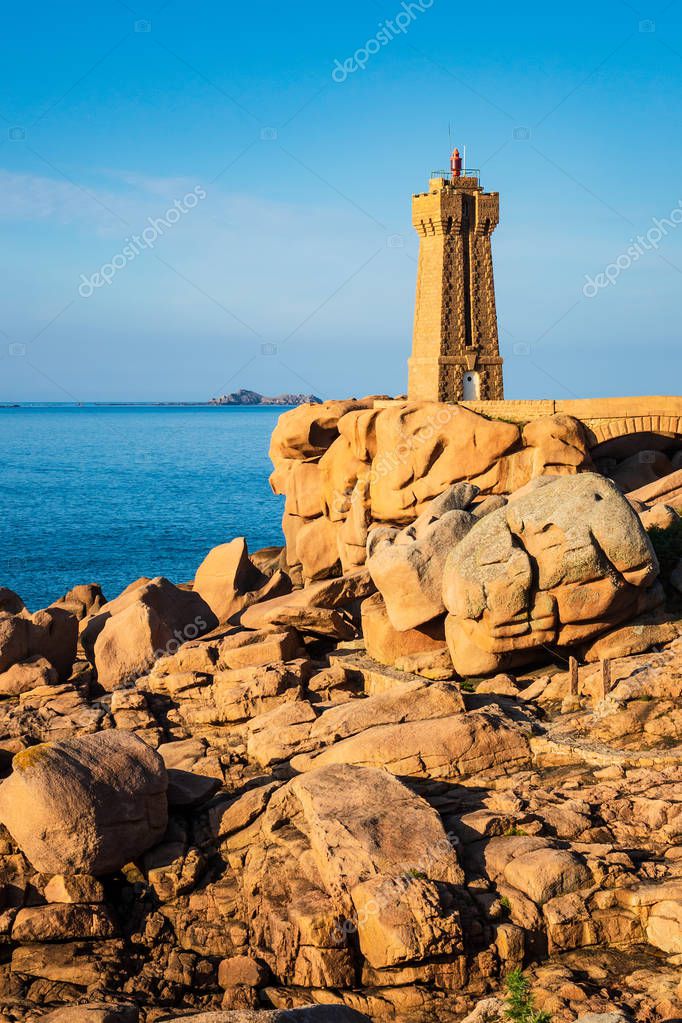 Costa del Océano Atlántico en Bretaña cerca de Ploumanach, Francia 2023