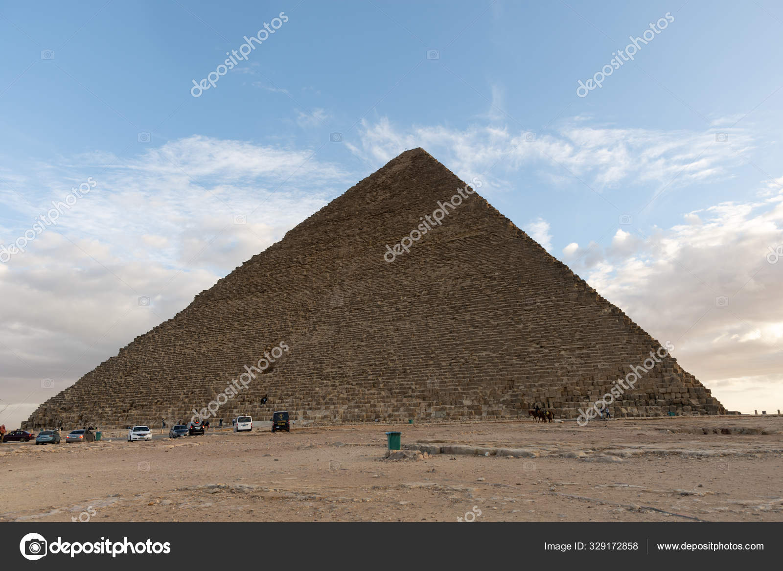 Die große Pyramide von Giza (auch als Cheops-Pyramide bekannt) oder ...