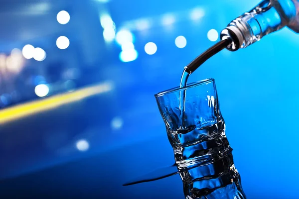 Vodka Vertido Vidrio Iluminado Con Luz Fondo Azul Copiar Espacio ...