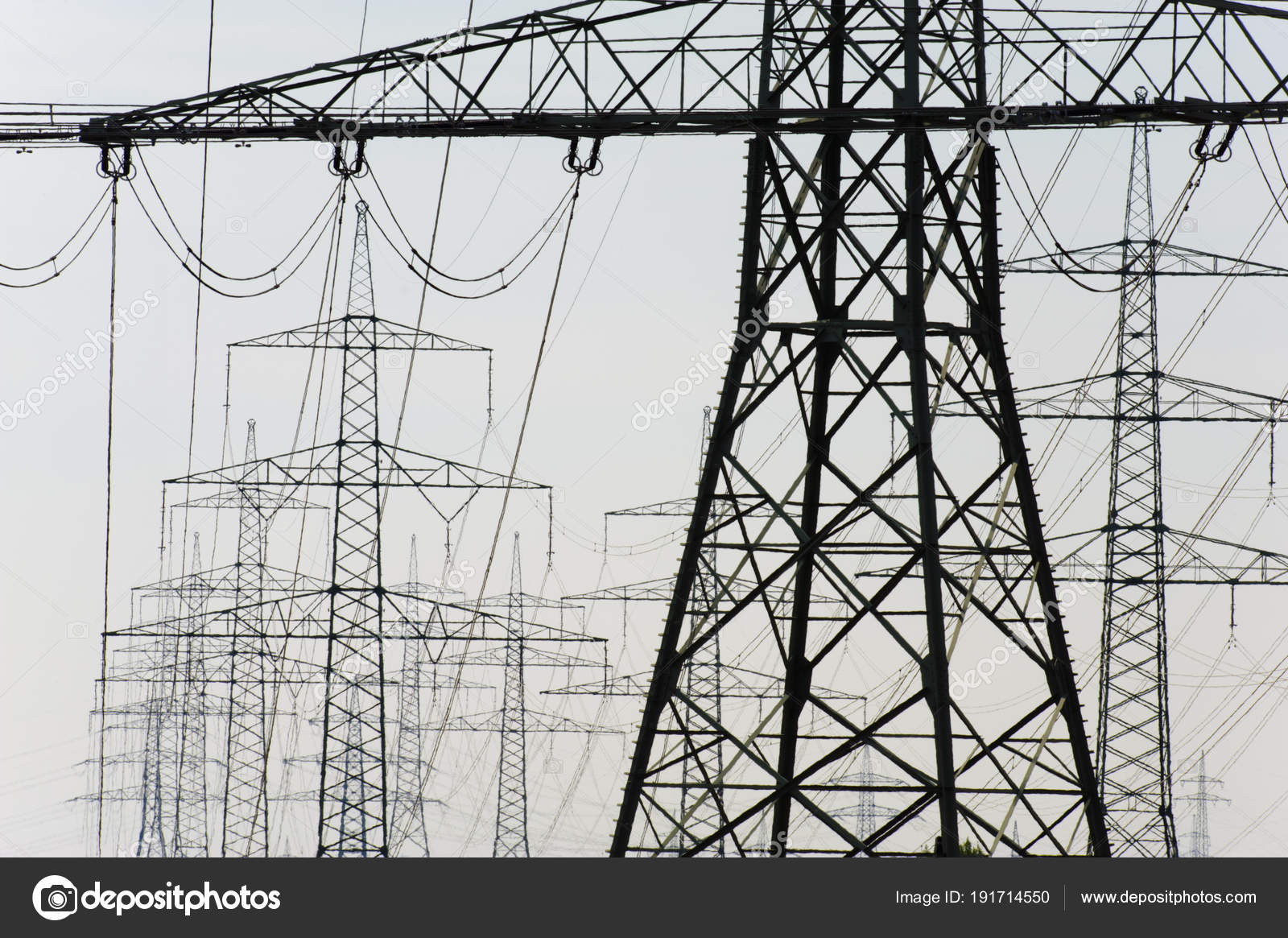 Many high-voltage pylons for transporting electricity from a pow ⬇ ...