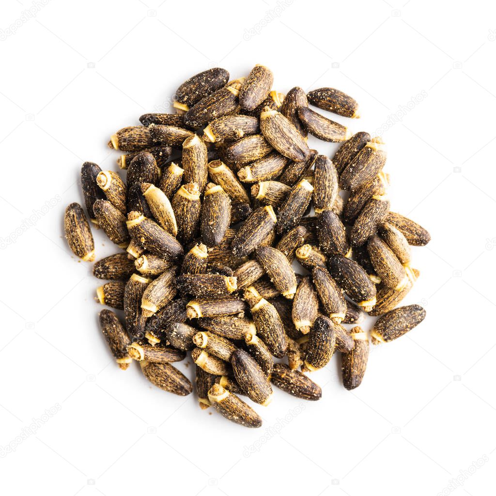 Semillas de cardo mariano aisladas sobre fondo blanco. 2023