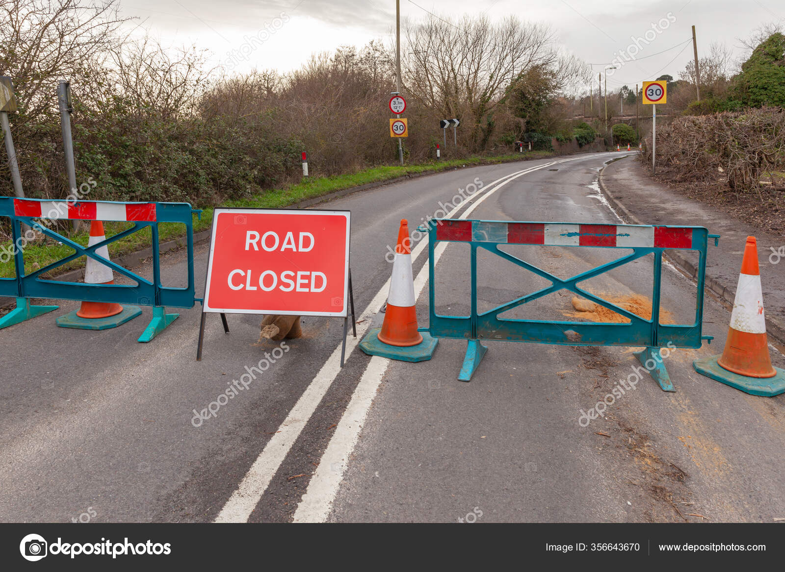 Carretera Cerrada Con Barrera Señalización Carretera Rural Cerrada Con ...