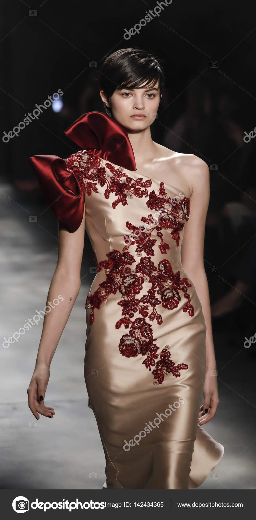 Marchesa colección pasarela espectáculo — Foto editorial de stock ...