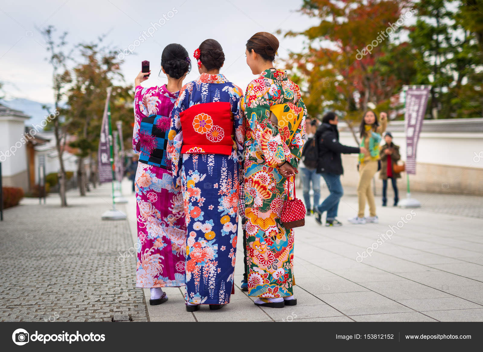 Pictures: japanese kimonos | Young women wearing traditional japanese ...