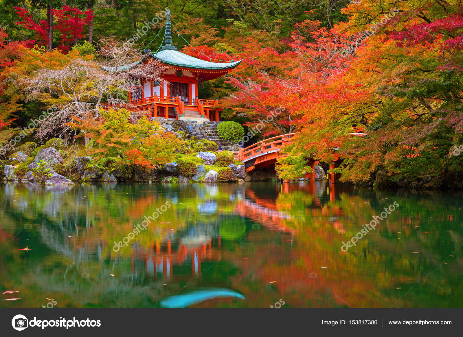 Daigo-ji temple with colorful maple trees in Kyoto — Stock Photo ...