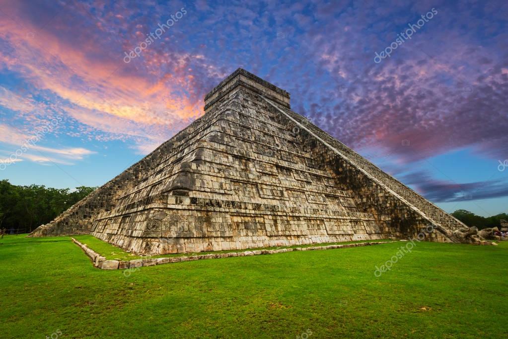 Pirámide de Kukulkán en Chichén Itzá al atardecer, México 2022