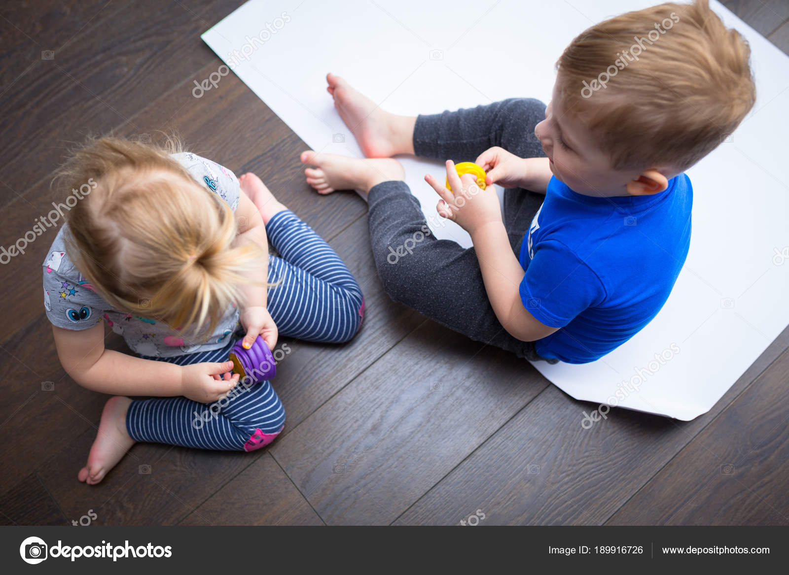 Hermano Hermana Gemelos Aprenden Pintar Mano: fotografía de stock ...