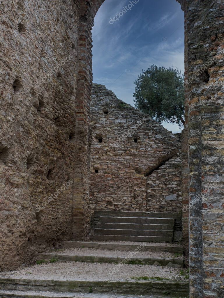 Ruinas romanas - Grutas de Catulo cerca del lago de Garda - Sirmione ...